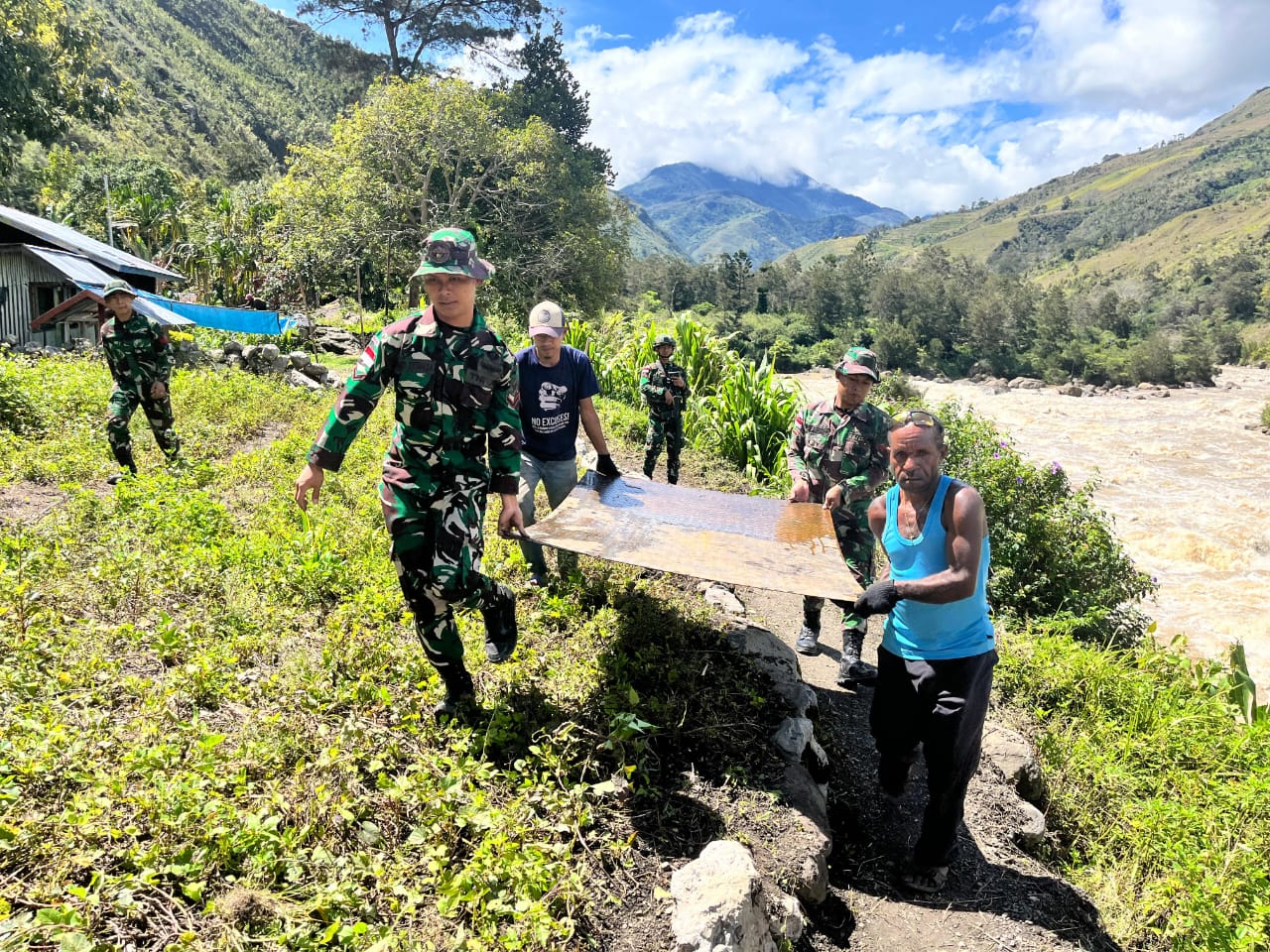 Manunggal Bersama Rakyat, Satgas Yonif 641/Bru Bantu Perbaiki Jembatan ...