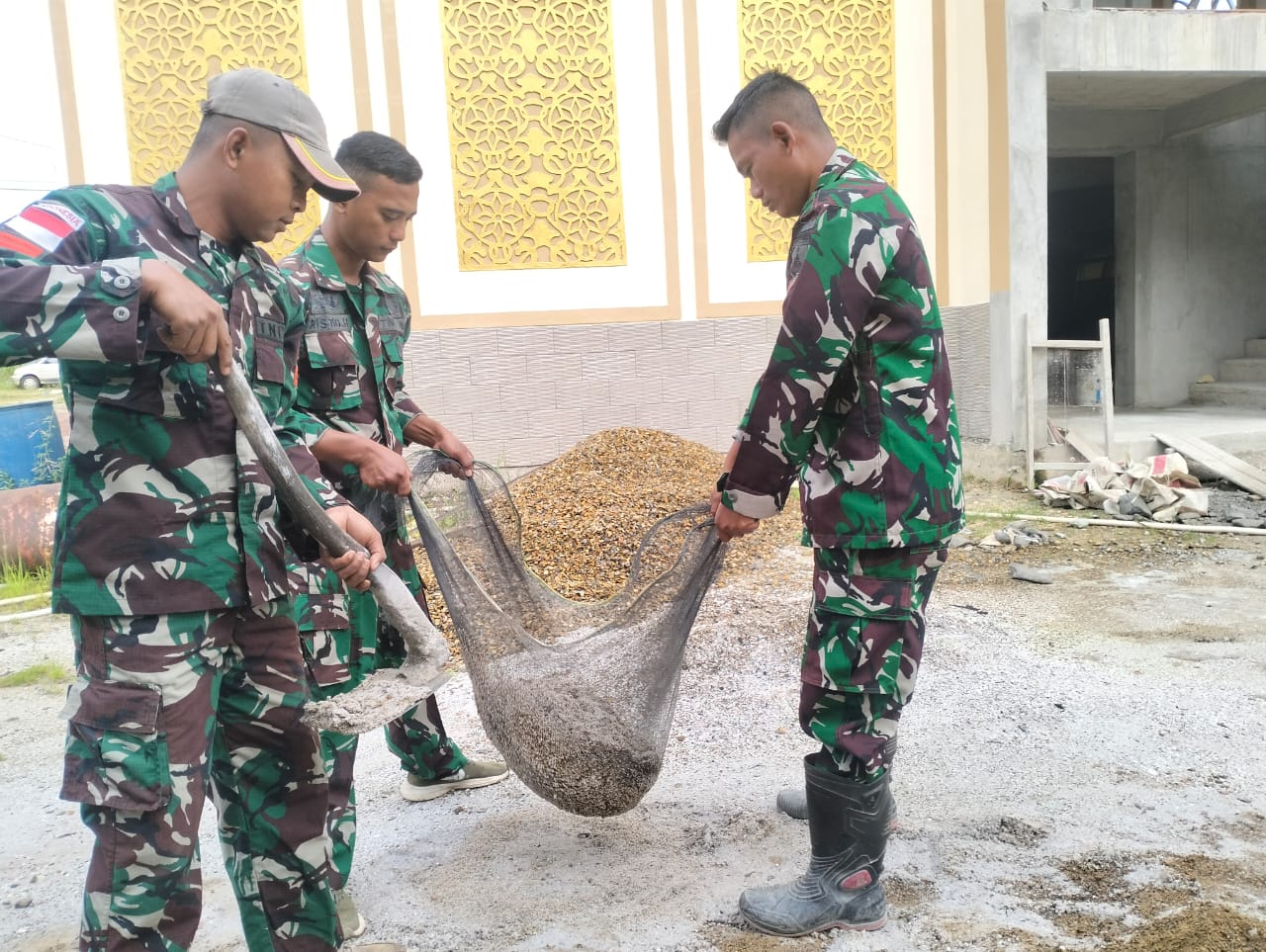 Satgas Yonzipur 5/ABW Gotong Royong Renovasi Fasilitas Ibadah – UngkapFakta.id