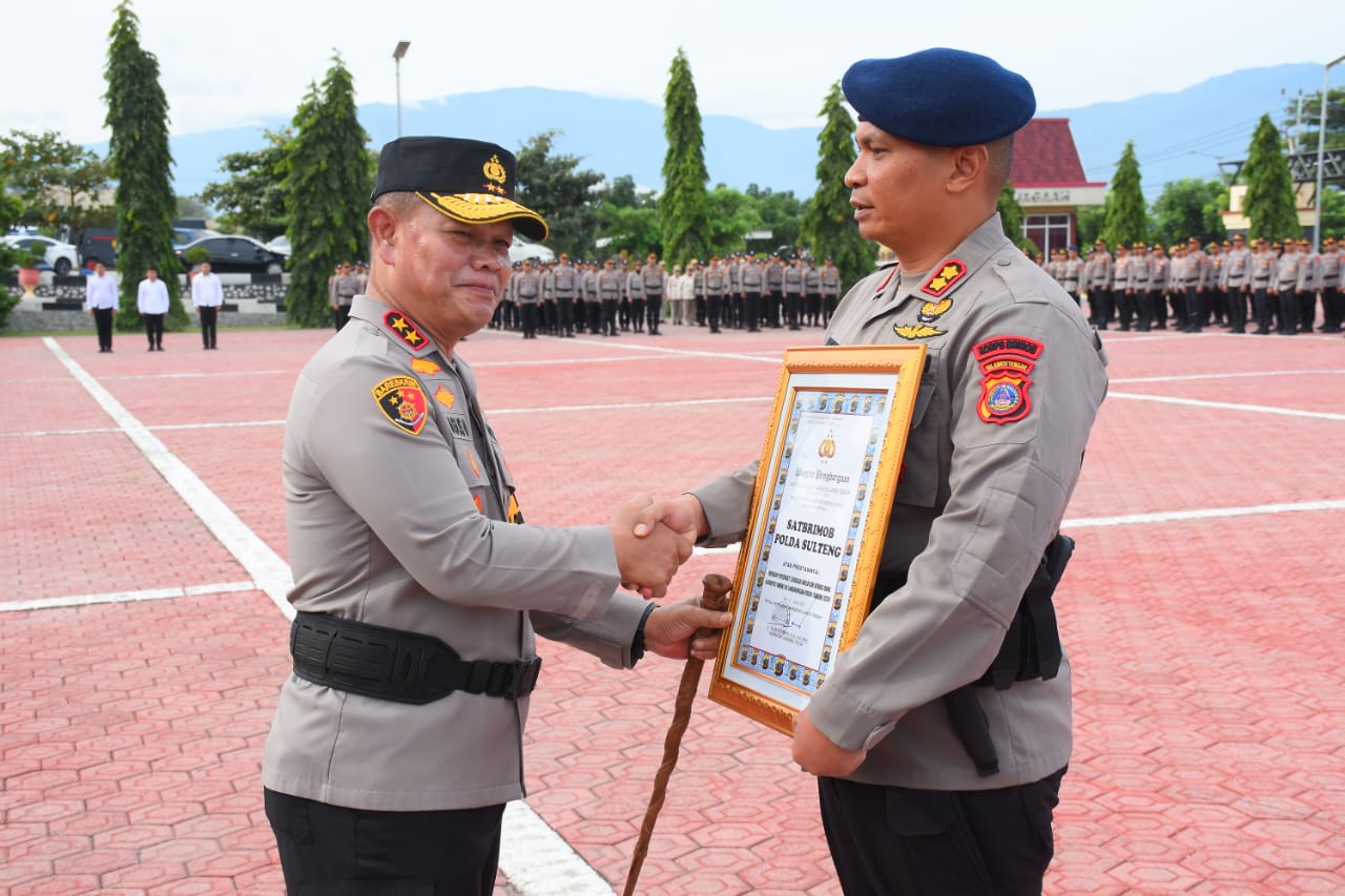 Awali Tahun Baru 2025 Kapolda Sulteng Beri Penghargaan ke Satker dan Personel Berprestasi ...