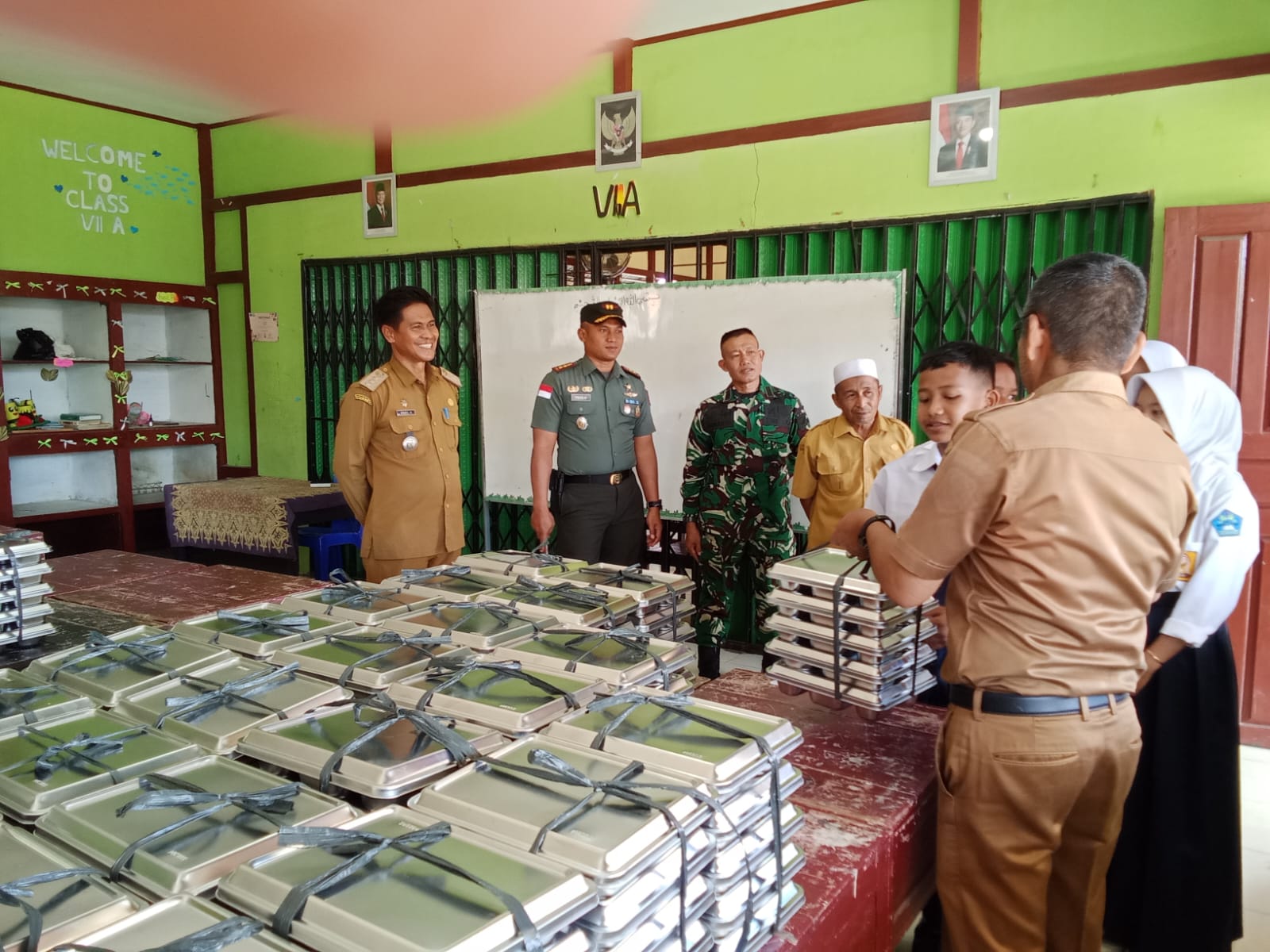 Dandim 1208/Sambas Hadiri Tinjau Pendistribusian Makan Bergizi Gratis Ke 6 Sekolah Di Kec. Tebas ...